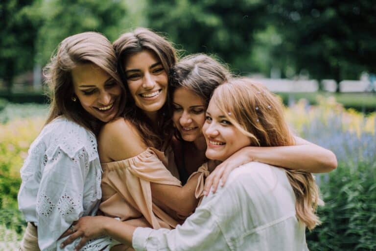 Understanding the Psychology of Deep Friendships [Guide]
