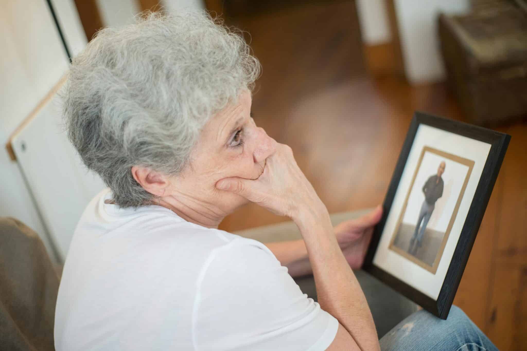 Healthy Ways to Cope When You Miss Someone [Guide]